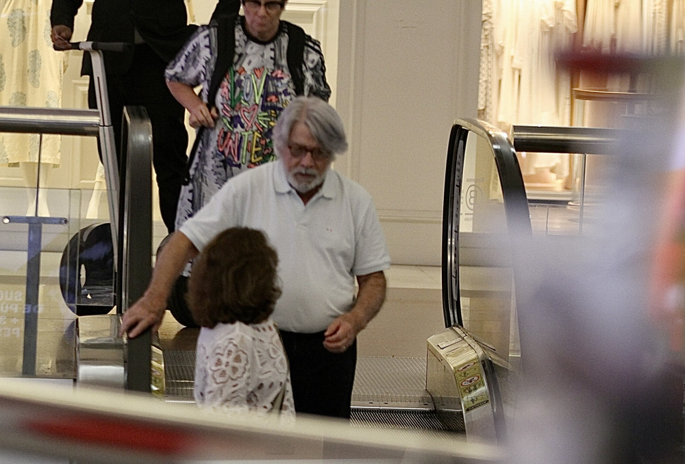 Aos 83 anos, Sérgio Chapelin faz rara aparição ao lado da mulher em ...