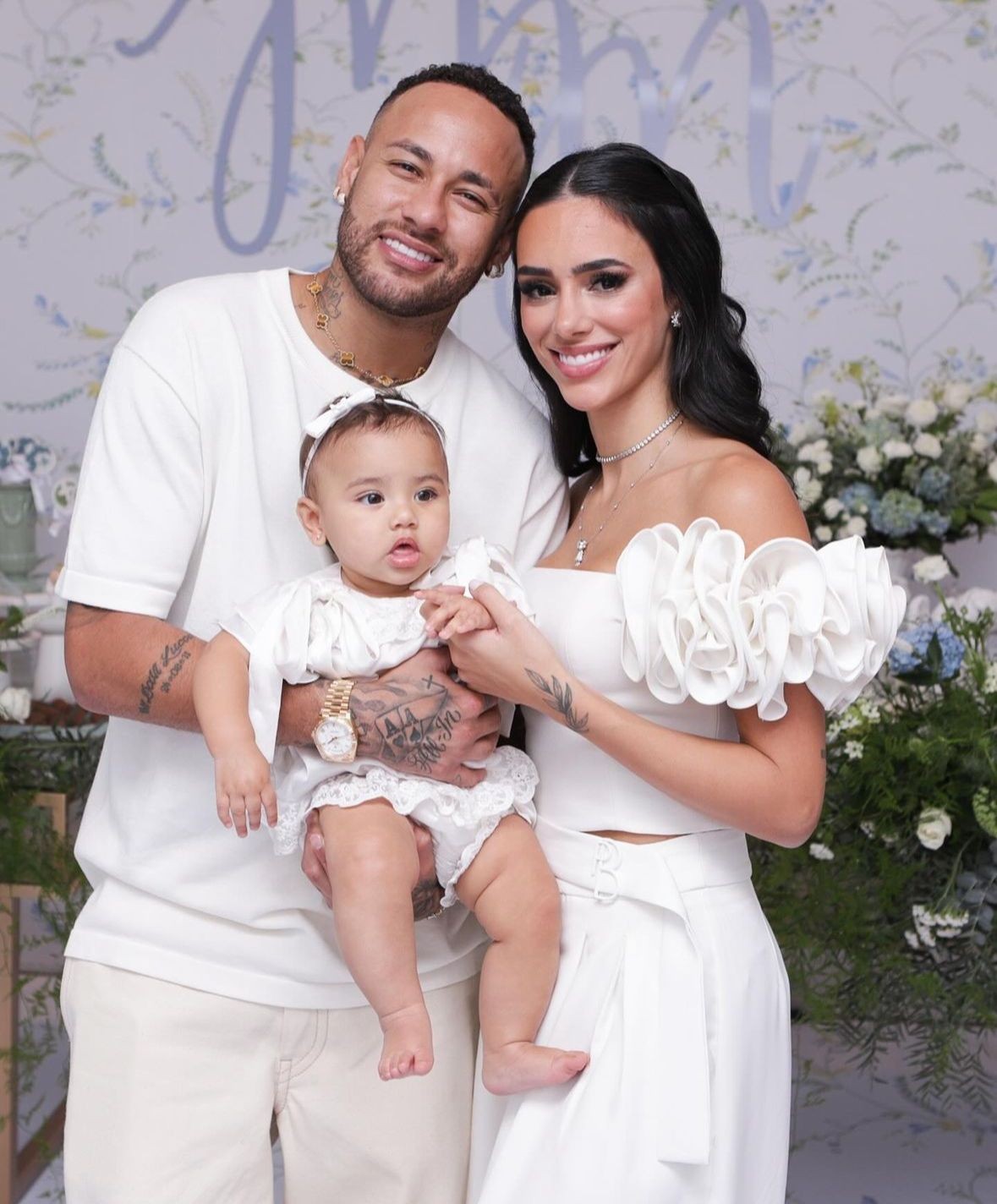 De traje árabe, Neymar vai com Bruna Biancardi e a filha Mavie em jogo ...