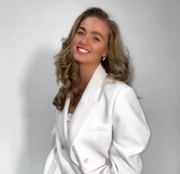 Recém-coroada Miss Escócia é retirada à força da plateia de jogo de ...