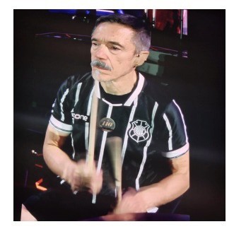 Conheça a paixão de Charles Gavin por camisas de clubes de futebol que ...