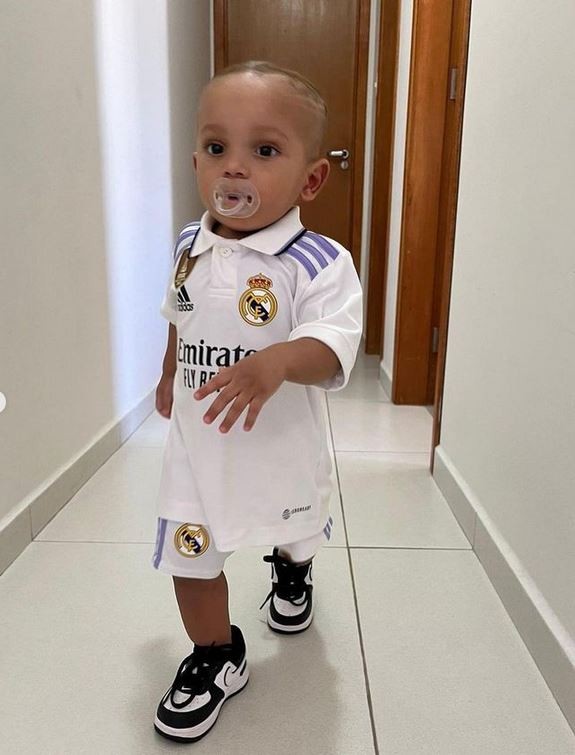 Rodrygo Goes posa pela primeira vez em família com filhos gêmeos antes ...