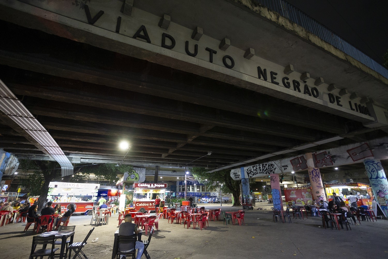 Locais públicos de passagem, viadutos viram também opção para comer bem ...
