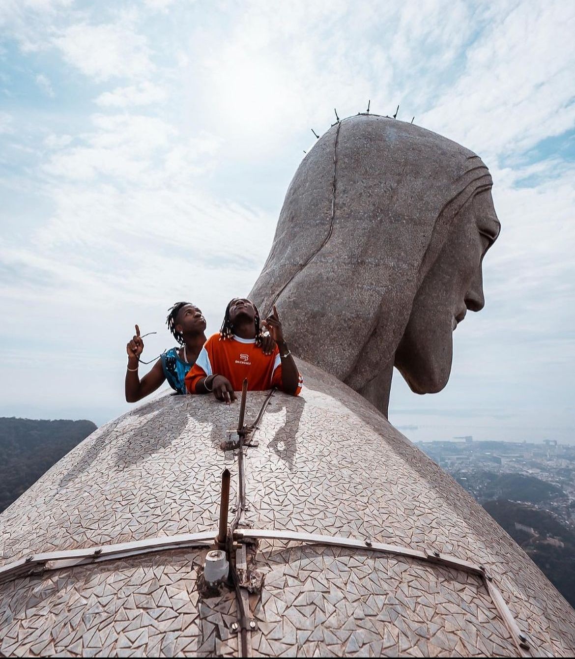 Vinícius Jr. visita Cristo Redentor e tira foto no alto da estátua ...