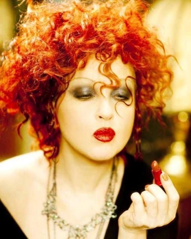 Nos 70 anos de Cyndi Lauper, relembre diferentes visuais e hits da artista