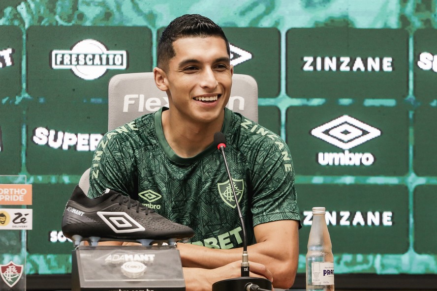 Após estreia com assistência pelo Fluminense, Serna mostra confiança e ...