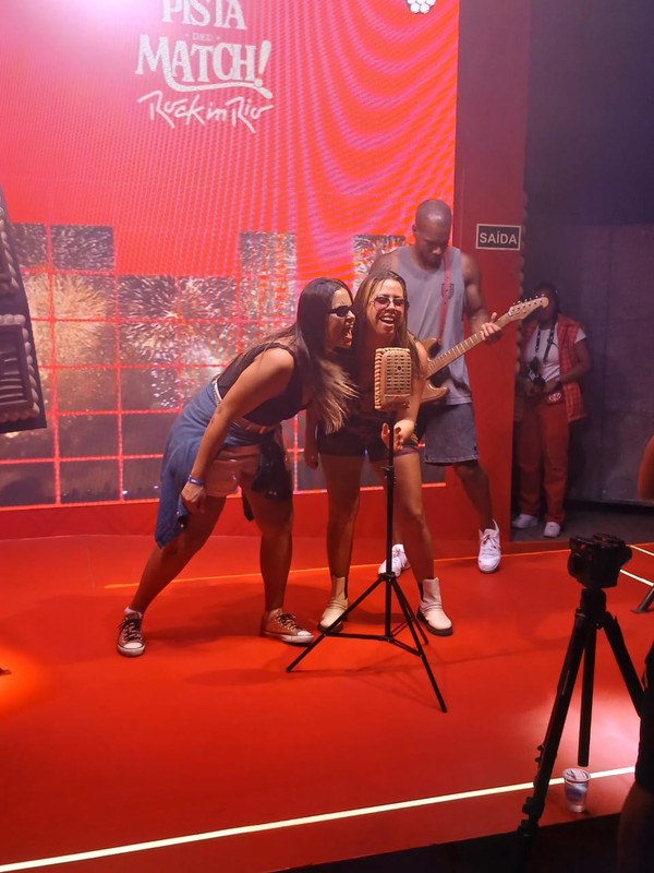 Caraoquê faz sucesso no Rock in Rio com anônimos buscando seus minutos ...