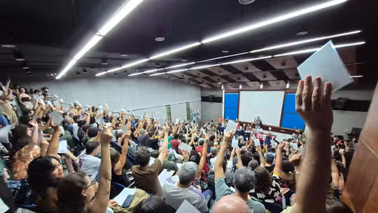 Professores da Uerj votam pela saída da greve