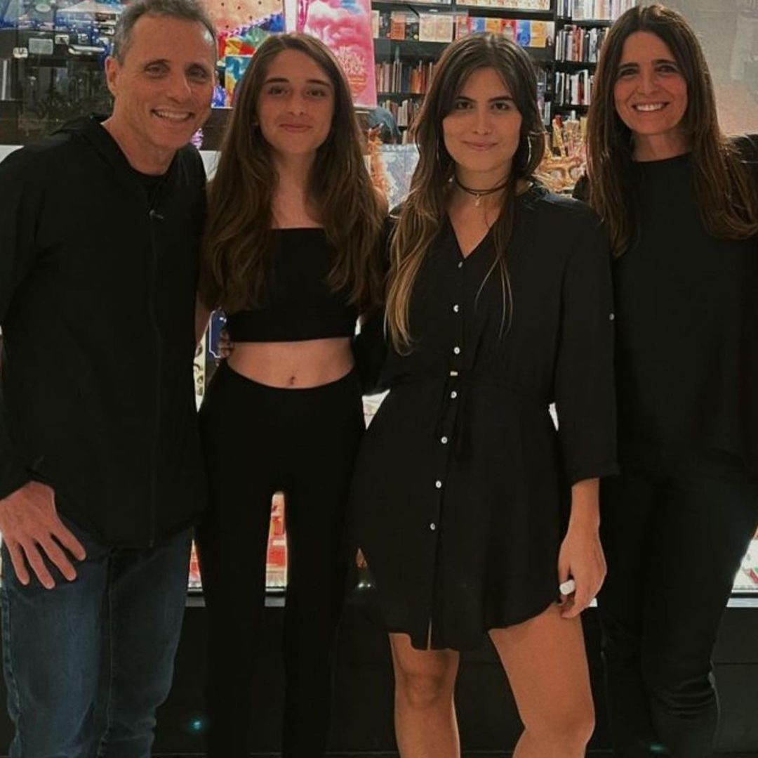 Filha de Claudia Abreu está namorando filho de Marcelo Fromer dos Titãs