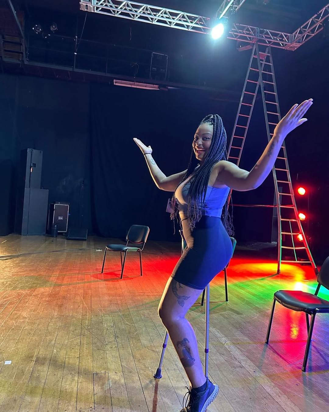 Atriz PCD de 'Dona de mim' teve a perna amputada aos 8, é casada com ...