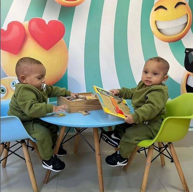Rodrygo Goes posa pela primeira vez em família com filhos gêmeos antes ...