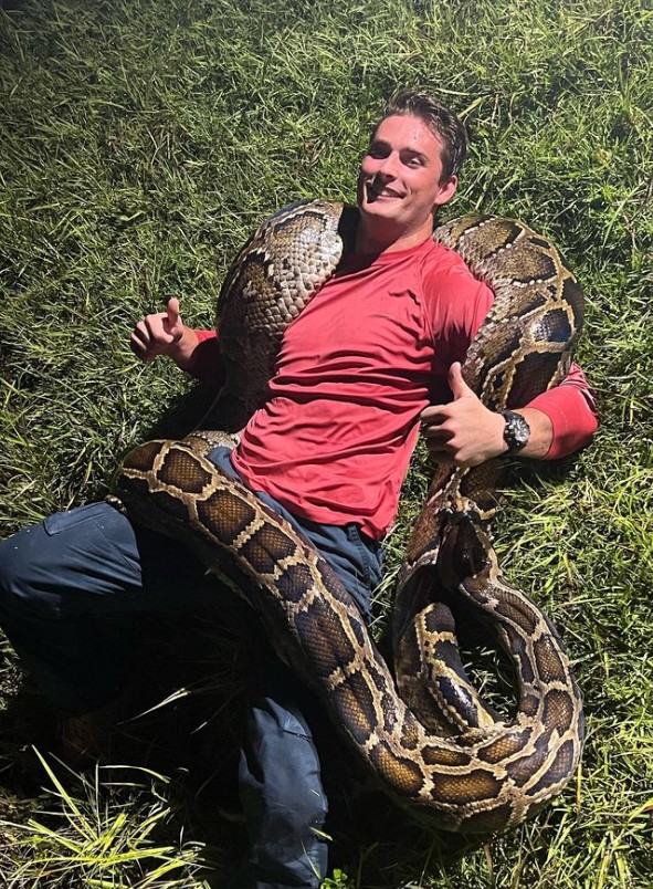 Caçadores americanos capturam píton gigante de 5,7 metros: 'Tentou me ...