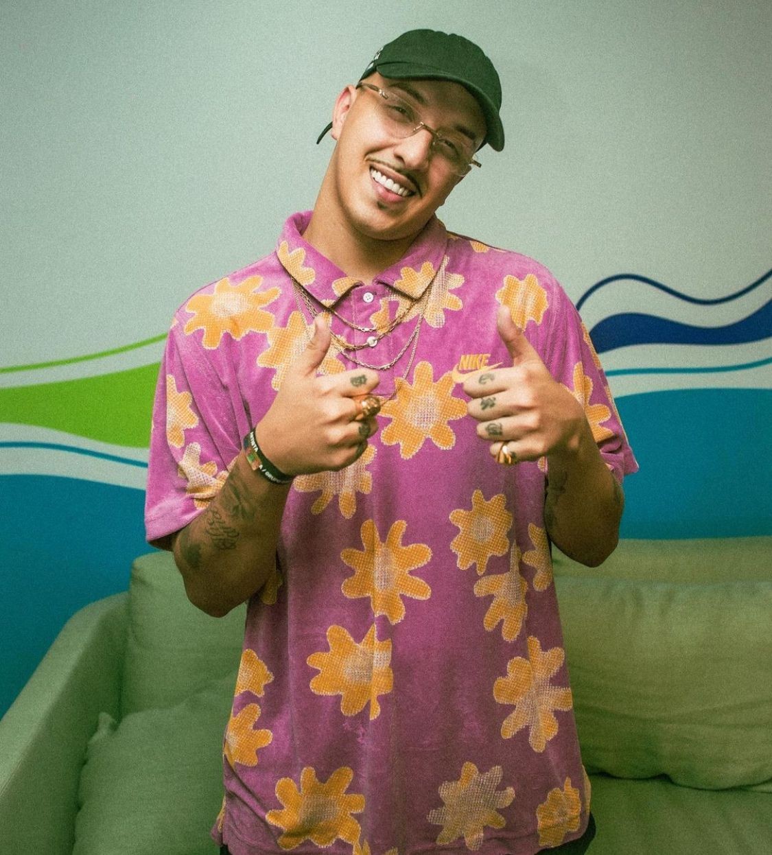 Cantor Delacruz se casa na umbanda com irmã de ex-BBB: 'Energia incrível'
