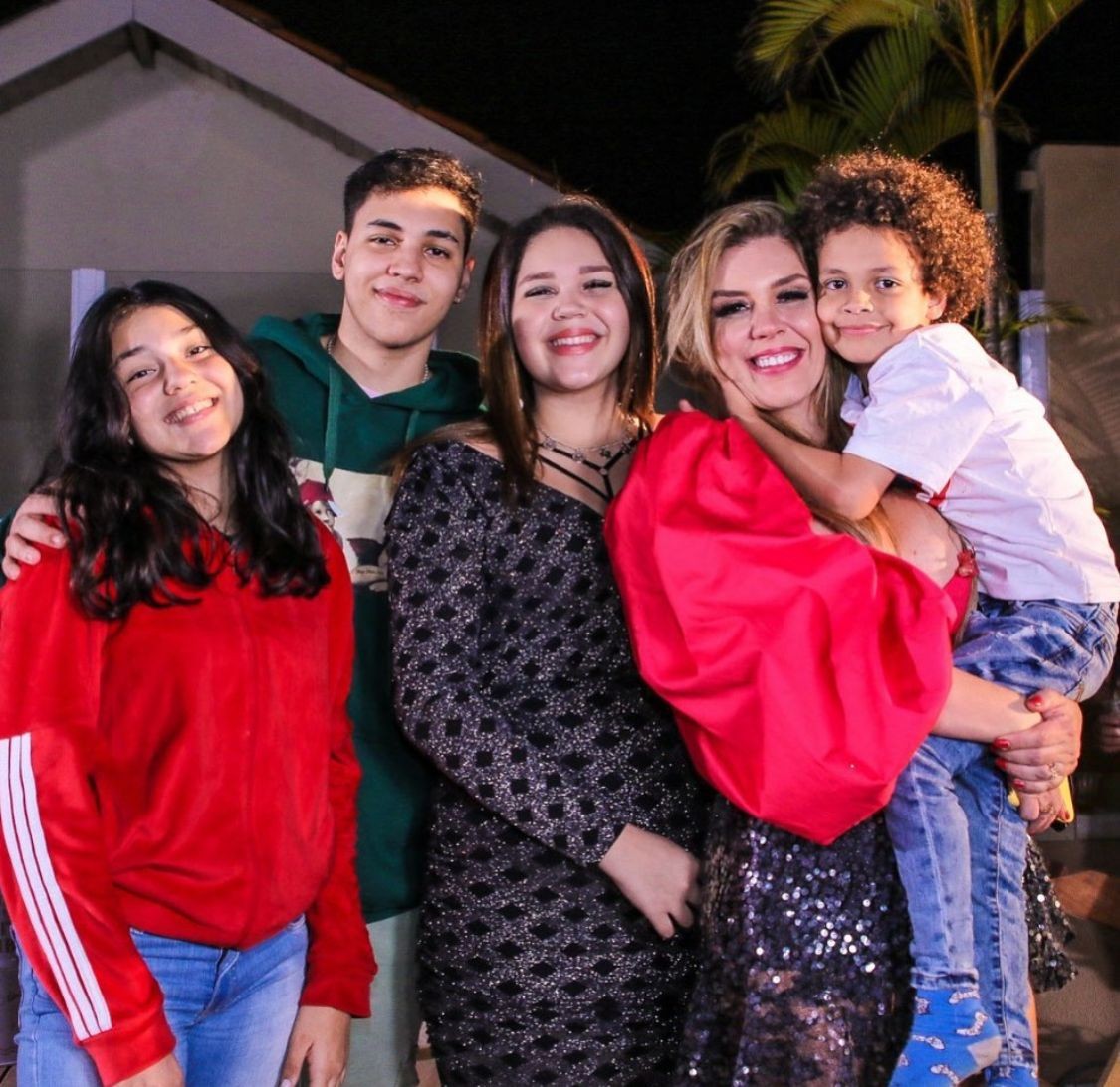 Simony curte post da filha mais nova com namorada no Natal