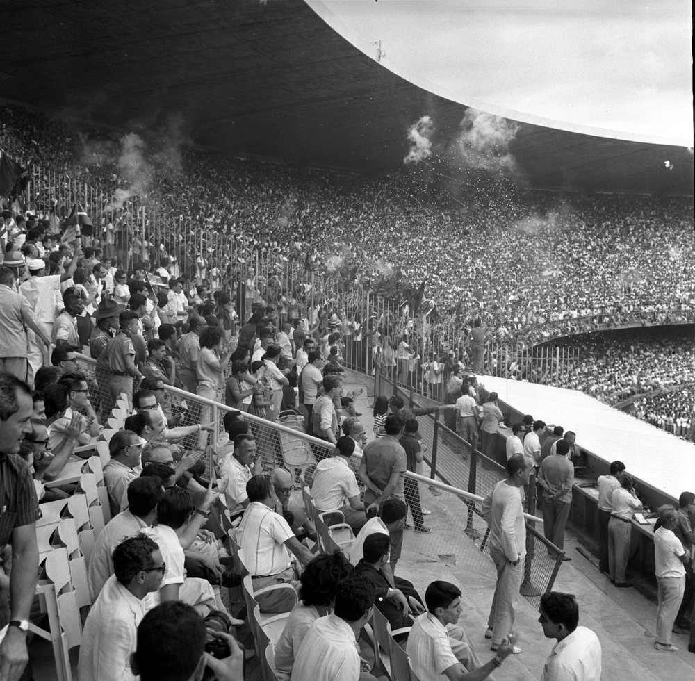 130 anos do Flamengo: Maracanã vira casa da multidão rubro-negra em ...