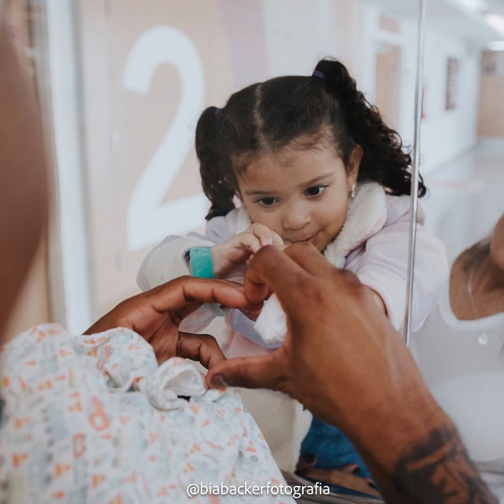 John Kennedy, do Fluminense, e mulher anunciam nascimento do filho: 'Bem-vindo, João Miguel'