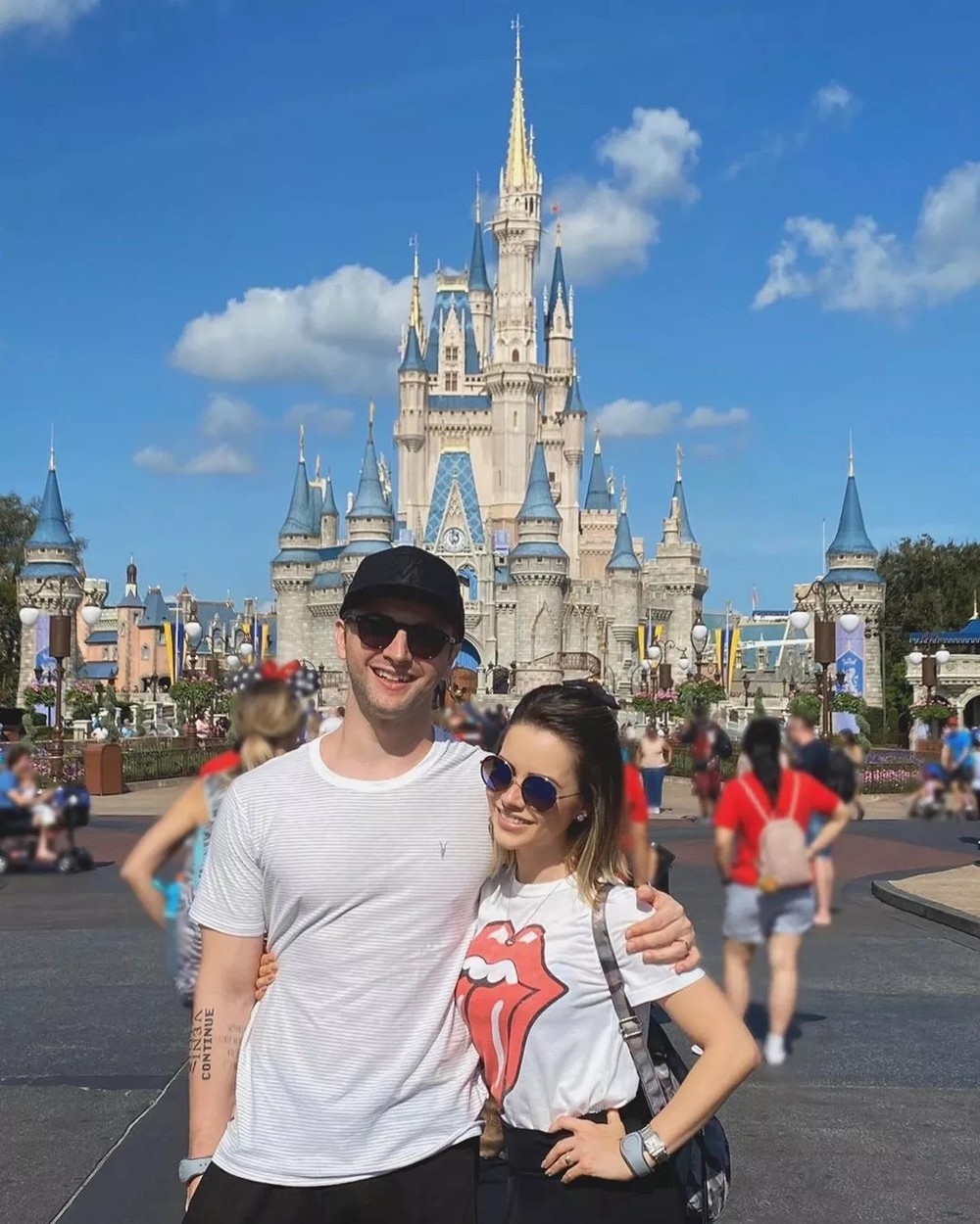 Discreta, Sandy vai com a sogra em evento no Rio e posa com ela