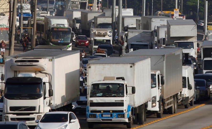 CMN regulamenta programa de renovação de ônibus e de caminhões