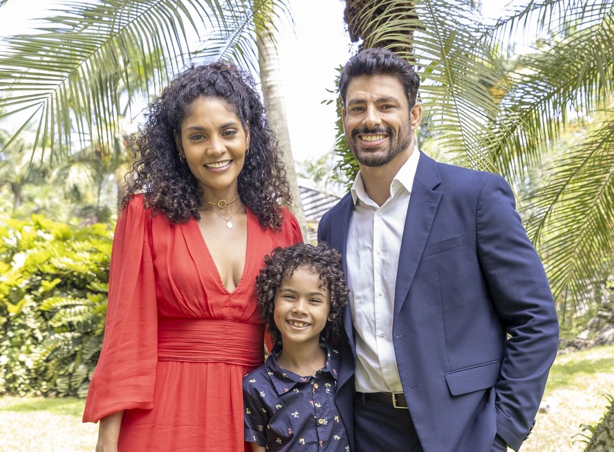 Em ‘Terra e paixão’, Aline se emociona ao passar o Natal com Caio e sua ...