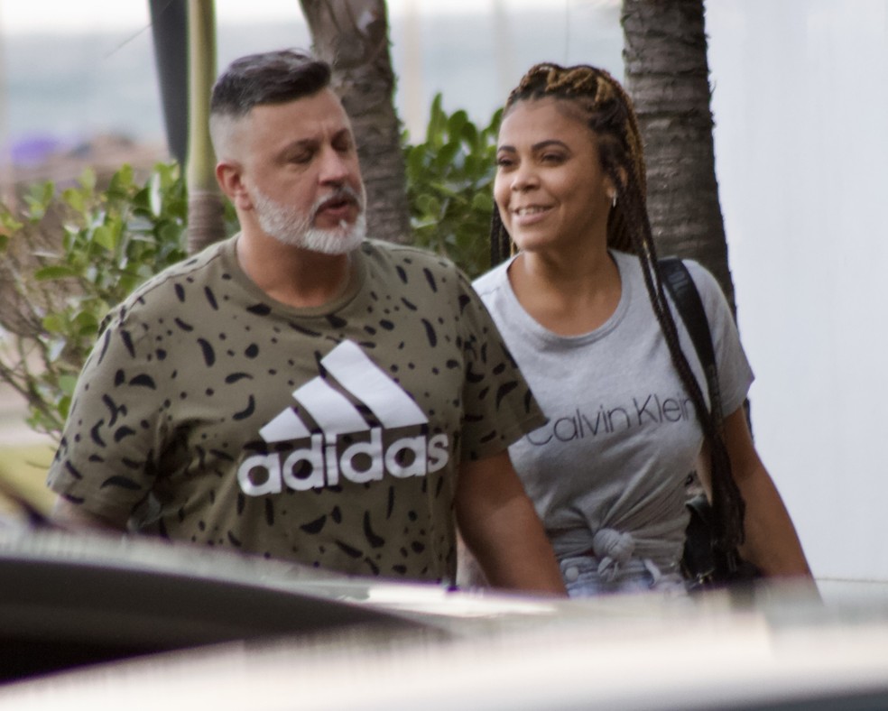 Viúva de Mr. Catra posta foto romântica com novo marido: 'Príncipe'