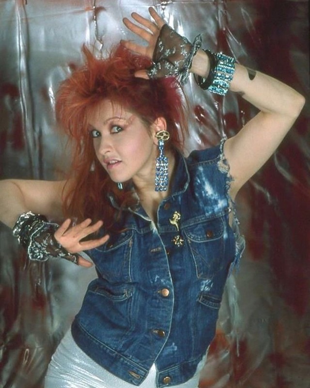Nos 70 anos de Cyndi Lauper, relembre diferentes visuais e hits da artista