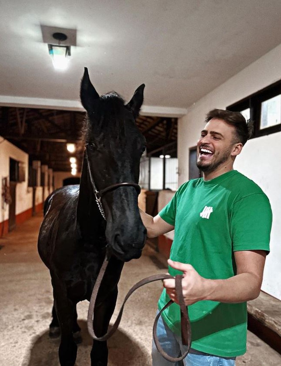 R$ 100 milhões por ano, Rolex de R$ 150 mil, fazenda, Ferrari... Como ...