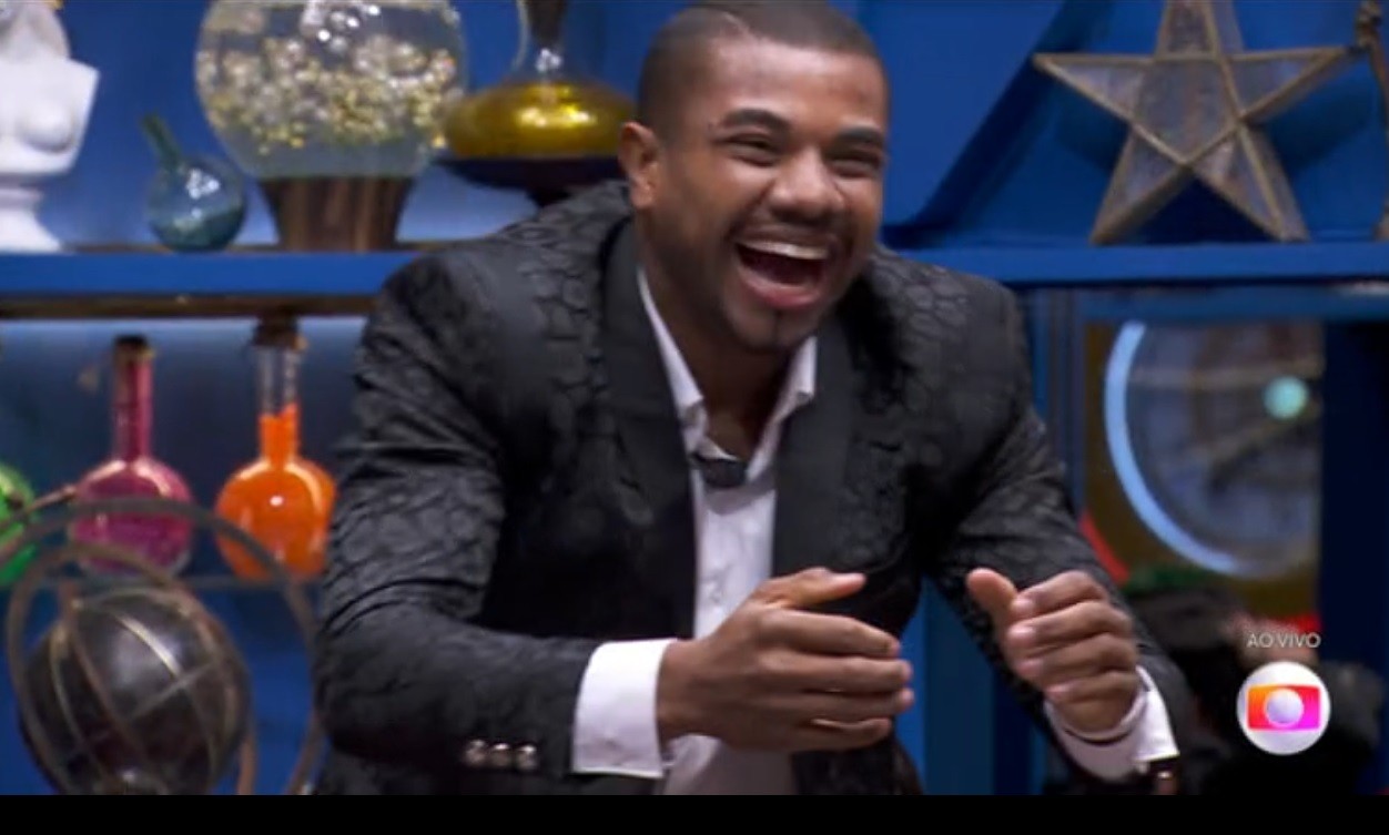 Campeão do 'BBB 24', Davi diz que está namorando e 'conhecendo' Mani, mas ela diz que é casada e ...