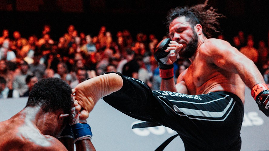 Markus Maluko domina adversário e vence na estreia pelo Karate Combat 46