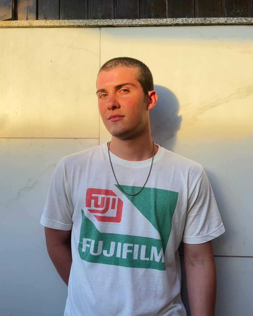 Quem é Caio Manhente, o ex-ator mirim flagrado aos beijos com Bella ...