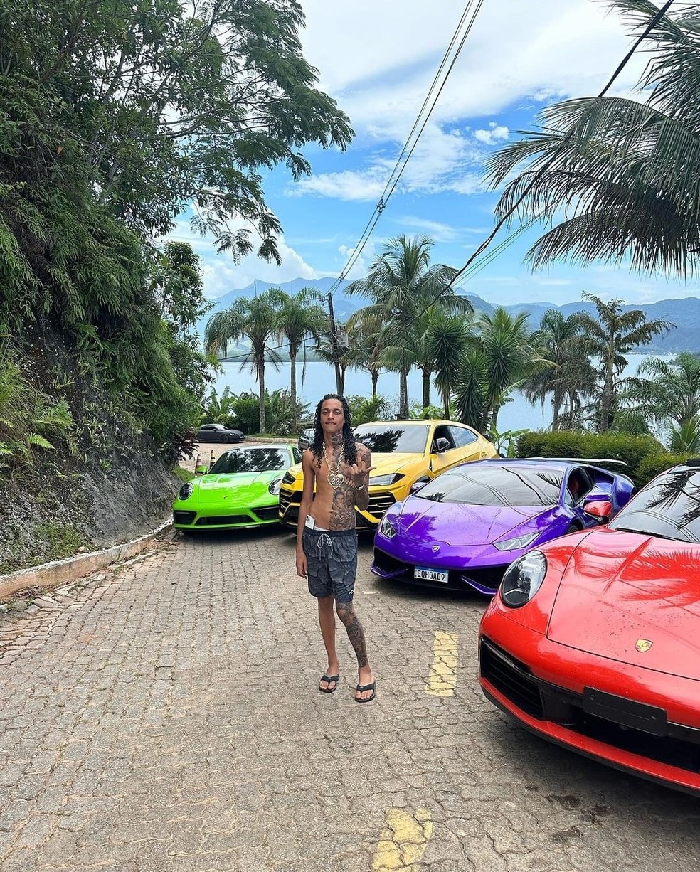 MC Oruam comemora sucesso de música em mansão com vista para o mar ...