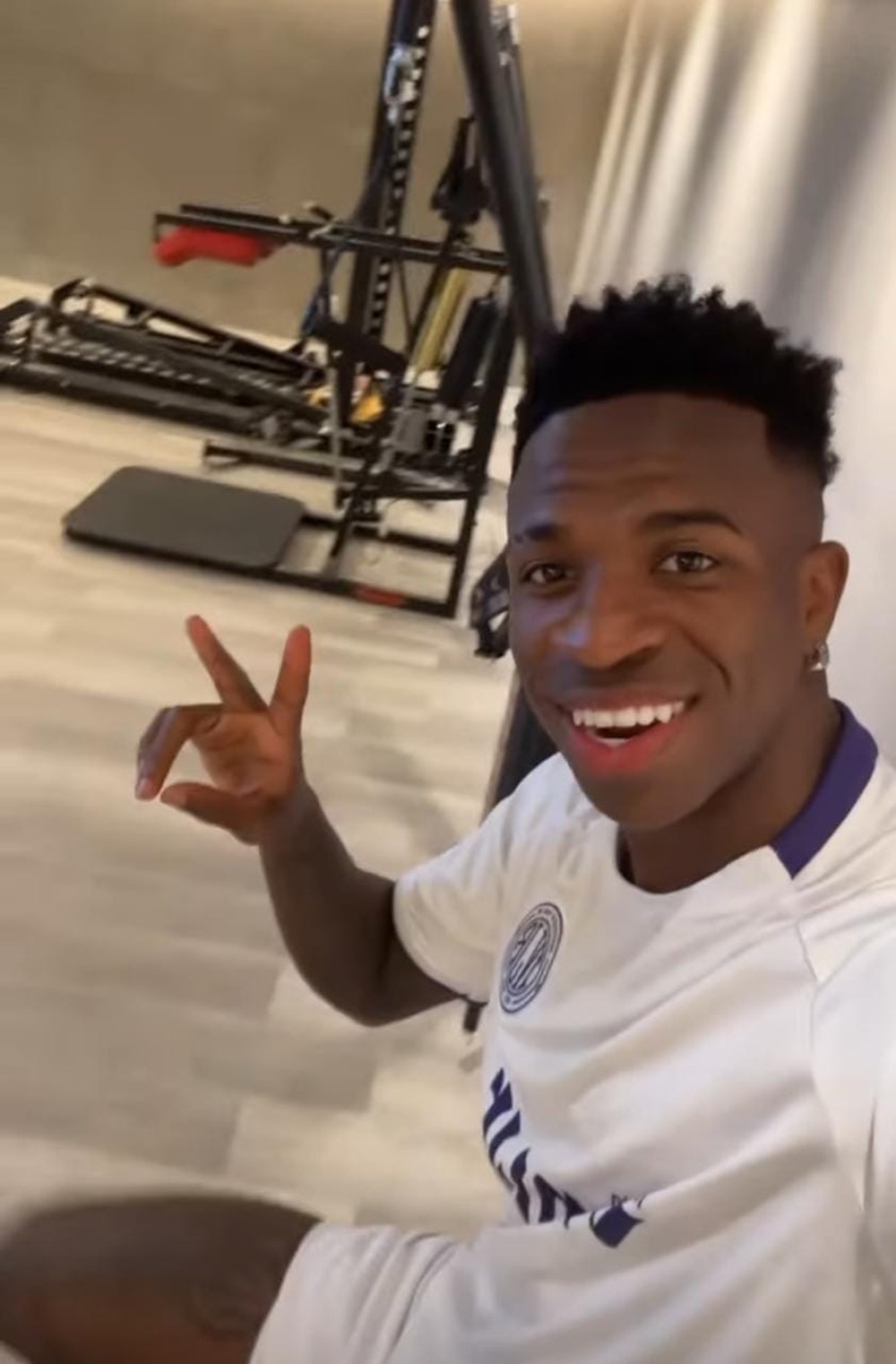 Vinícius Jr. faz open house em nova mansão e passa a noite com ...