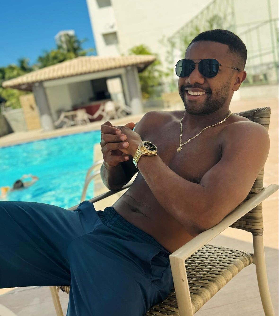 Davi Brito exibe novo visual após lipo, harmonização e lente de contato ...