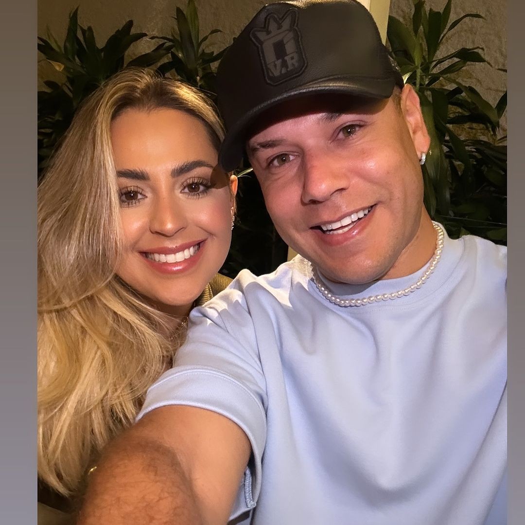 Intérprete da personagem Narcisa, Tiago Barnabé surge ao lado da mulher ...