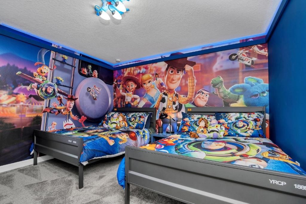 Mansão temática de Deborah Secco com nove quartos nos EUA pode ser alugada por R$ 3 mil a diária ...