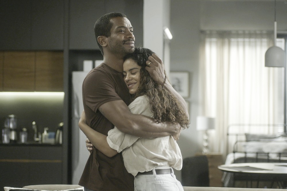 Em ‘Vai na fé’, Ben e Jenifer descobrem o envolvimento de Theo com a morte de Carlão