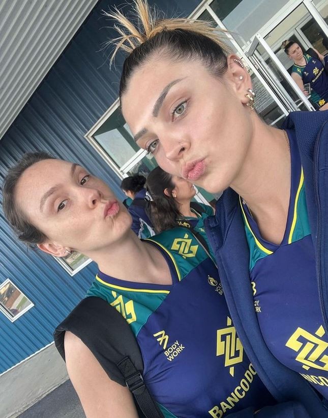 Musa da seleção do vôlei, Rosamaria curte férias com companheira de ...