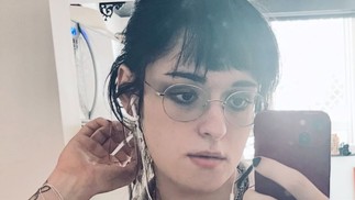 Filha trans de José de Abreu posa com a namorada, e ator reage com coração