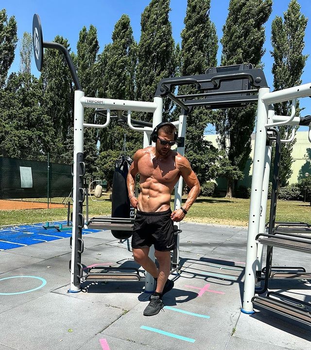 No Brasil, Simone Susinna ignora perguntas sobre Anitta, após término ...