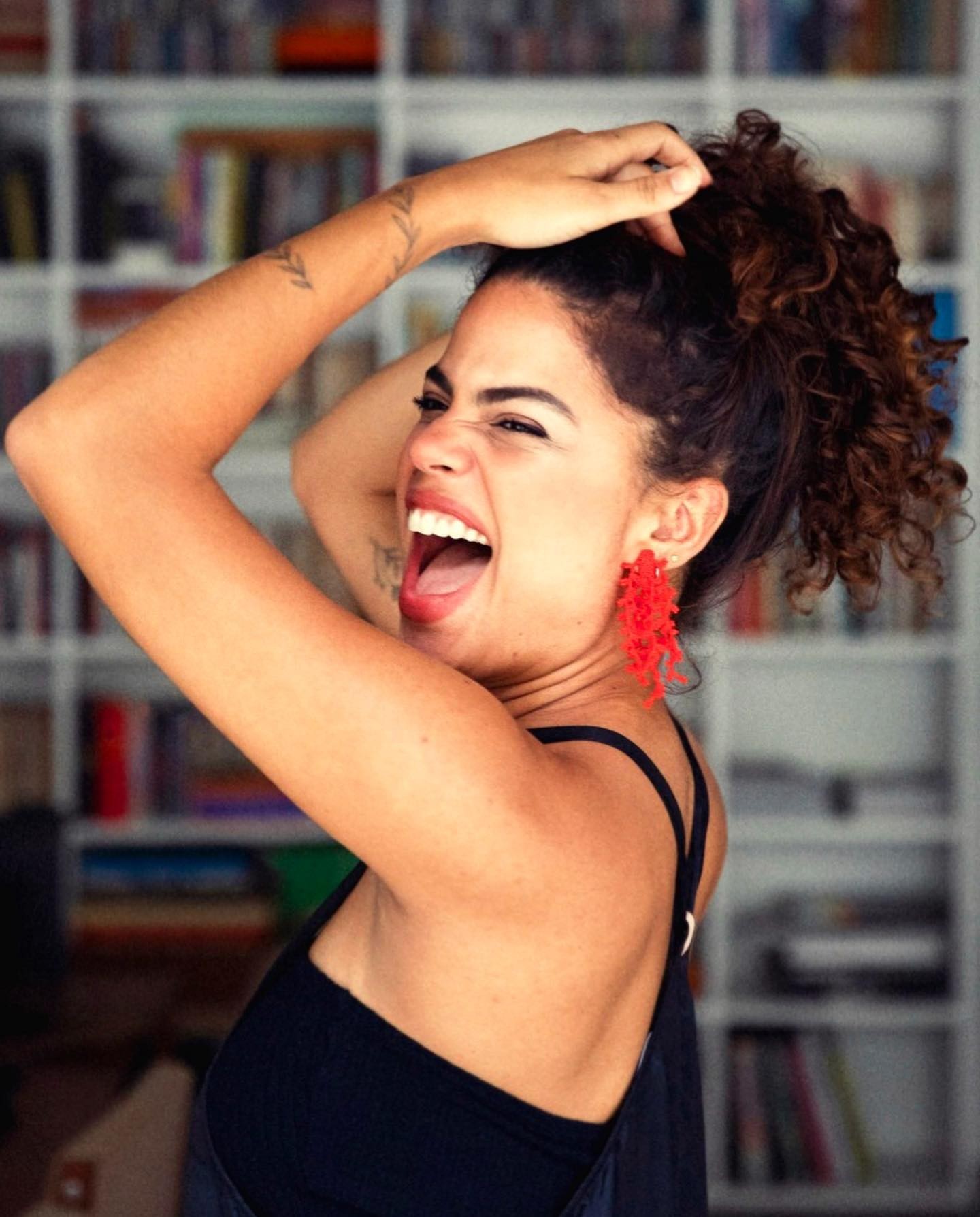 Clara Croft! Neta de Chico Buarque posa e é comparada à famosa personagem