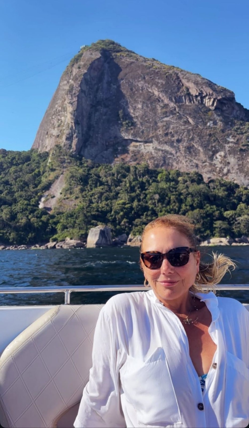 Heloísa Périssé curte passeio de barco com namorada e amigas no Rio; vídeo