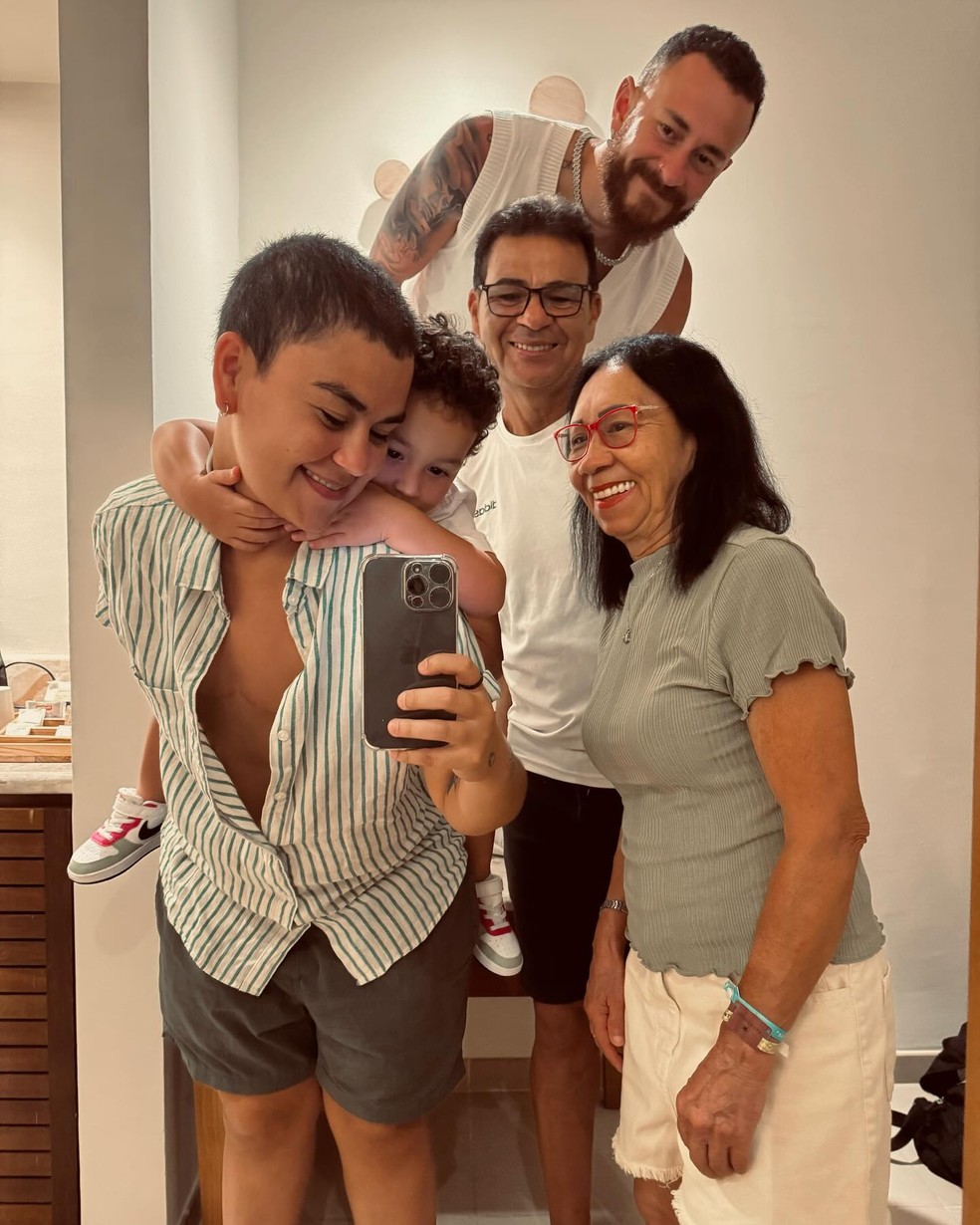 Irmão trans não-binário de Fred Bruno celebra mudança de nome em ...