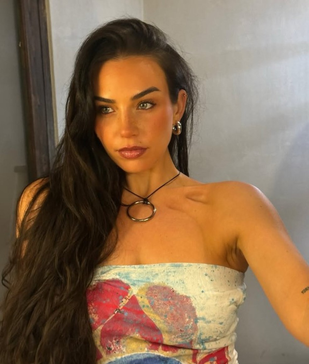 Influencer australiana viraliza com 'vestido menstruação'