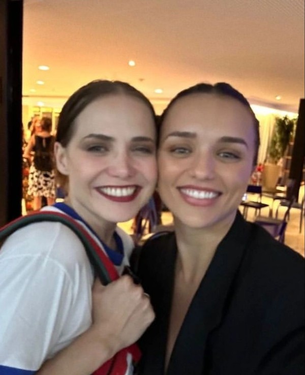 Sem assumir namoro, Rafa Kalimann e Allan Souza Lima vão ao teatro juntos