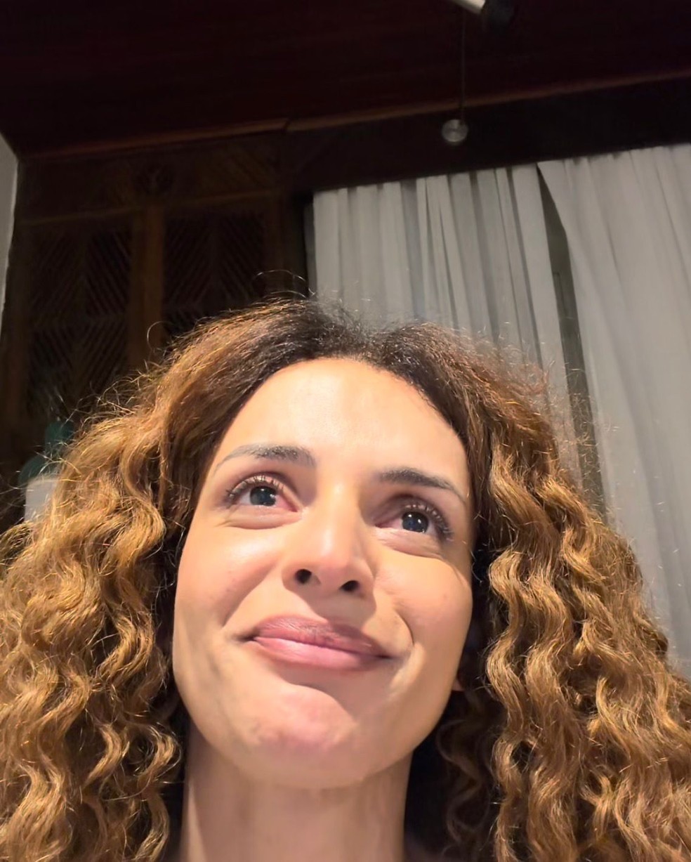 Gabriela Loran chora ao ver cena em que sua personagem revela ser trans ...