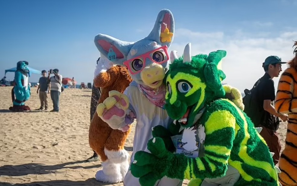 Homem é agredido ao filmar membros de grupo que se identificam como animais