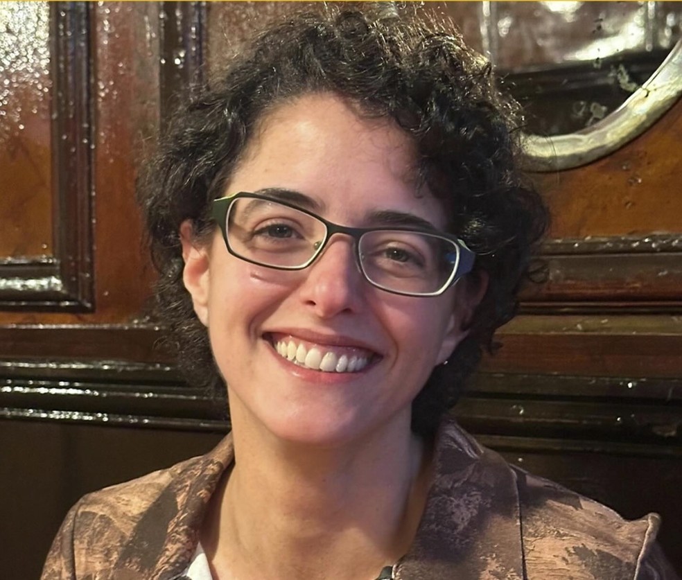 Filha mais discreta de Chico Buarque trabalha como professora e ganha elogio da irmã: 'Ela é genial'