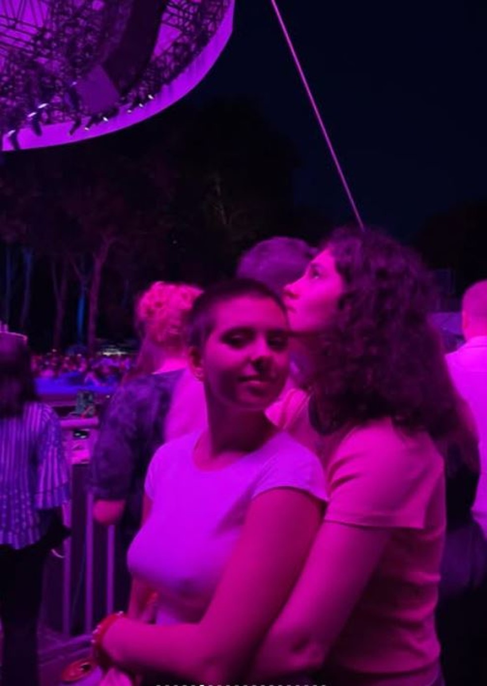 Aos 16 anos, Flor Gil namora estudante americana que mora nos EUA