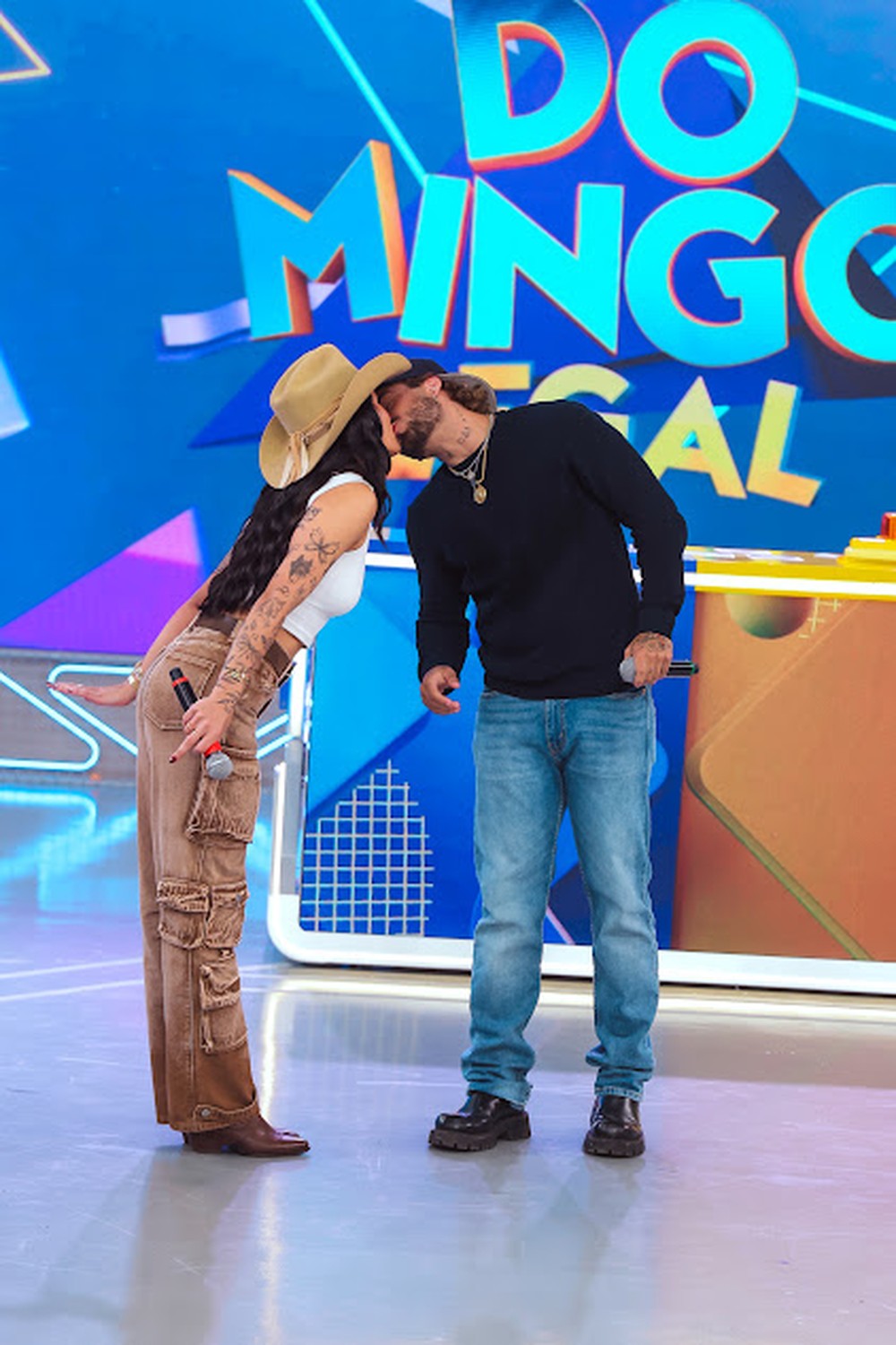 Ana Castela recebe o namorado Zé Felipe em especial de Natal no SBT