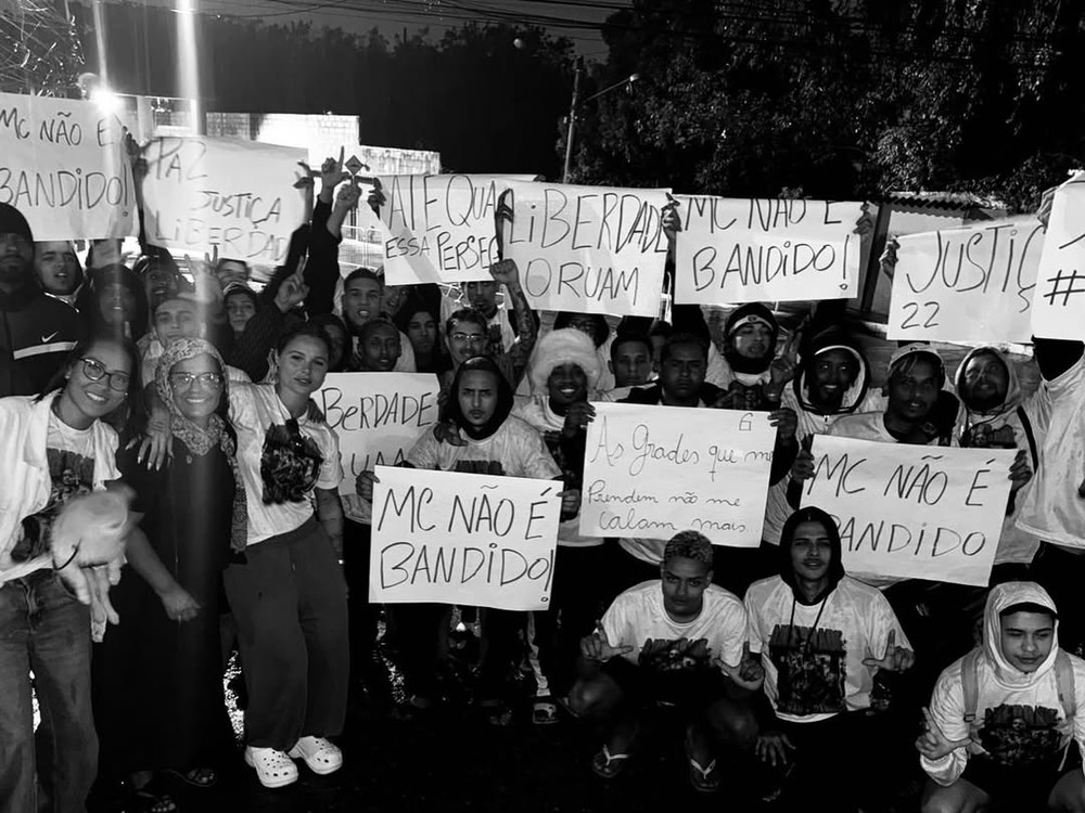 Mulher de Oruam e Poze do Rodo participam de ato na porta do Complexo ...