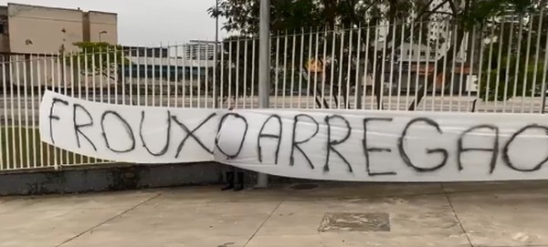 Torcida organizada do Botafogo realiza protesto com faixas no Nilton ...