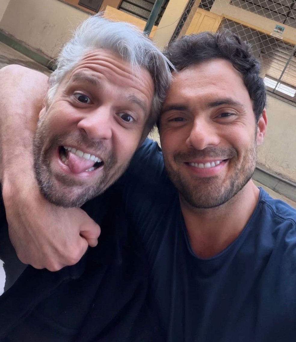 Após ‘Três Graças’, Adriano Toloza raspa o cabelo para atuar na série ...